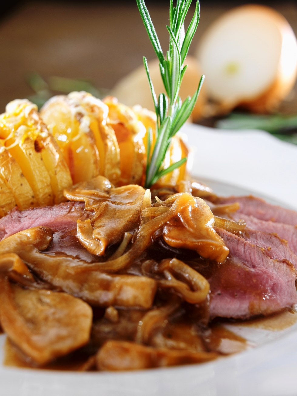 PLUMA IBÉRICA CON BOLETUS Y PATATAS HASSELBACK | Cocinar con Milagros